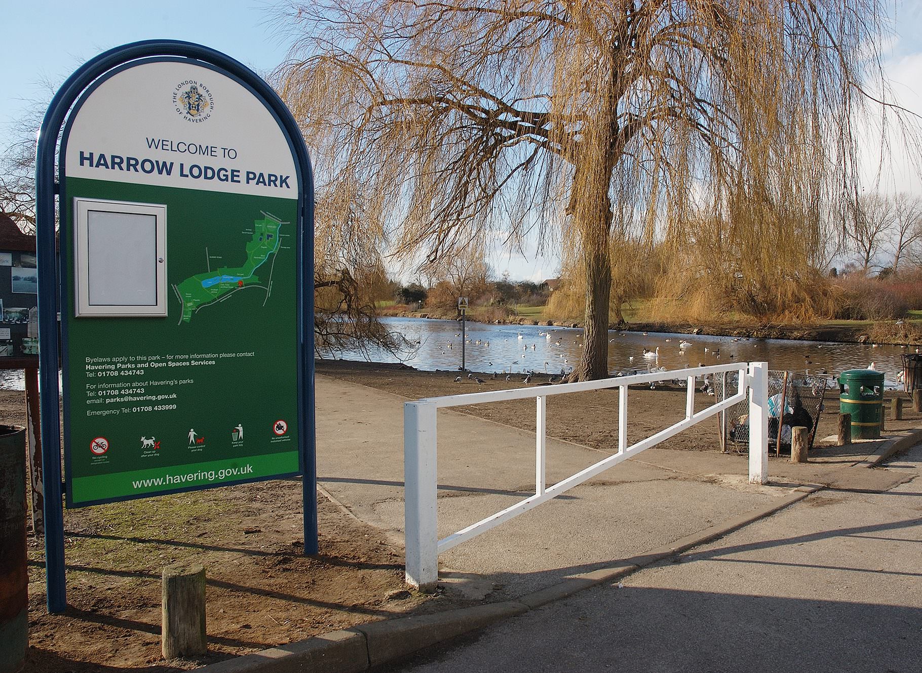 Signs for parks and public open spaces - Entrance, interpretation